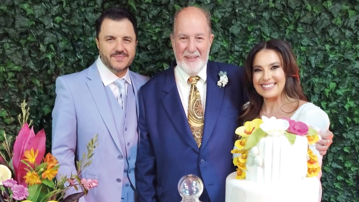 Mauricio Manieri e a apresentadora Izabelle Steinr renovam votos de ...