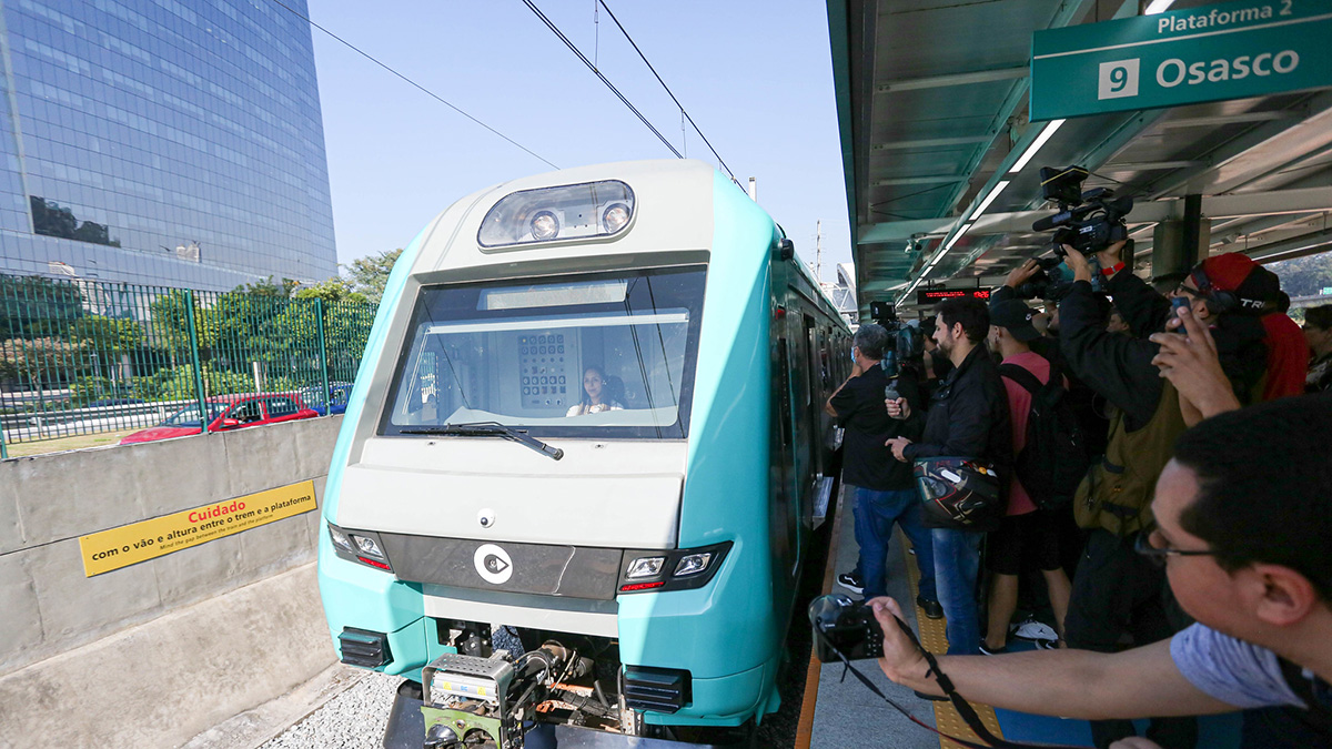 Novo trem das Linhas 8-Diamante e 9-Esmeralda entra em operação ...